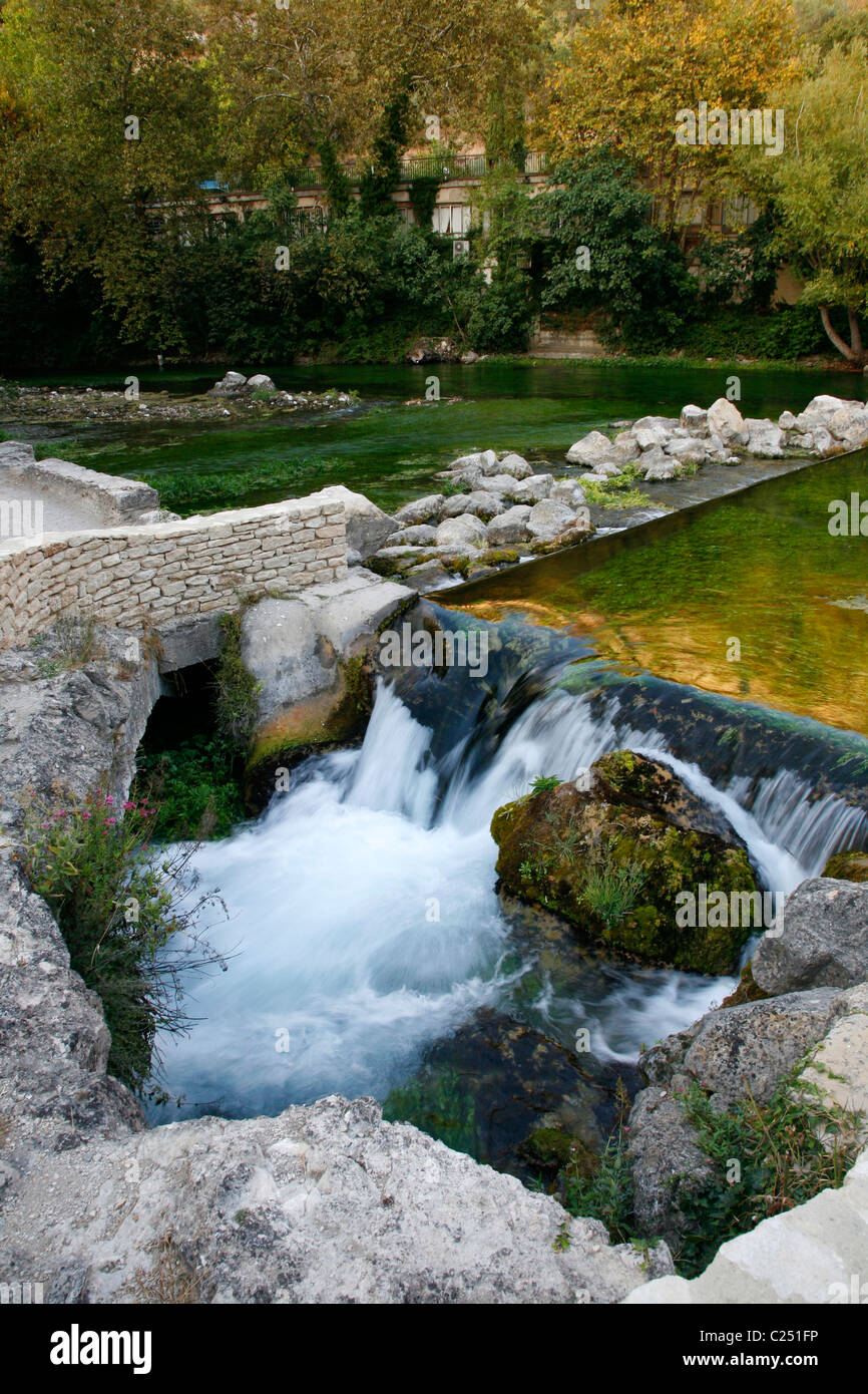 Sorgue river at Fontaine de Vaucluse village, Provence, France Stock ...