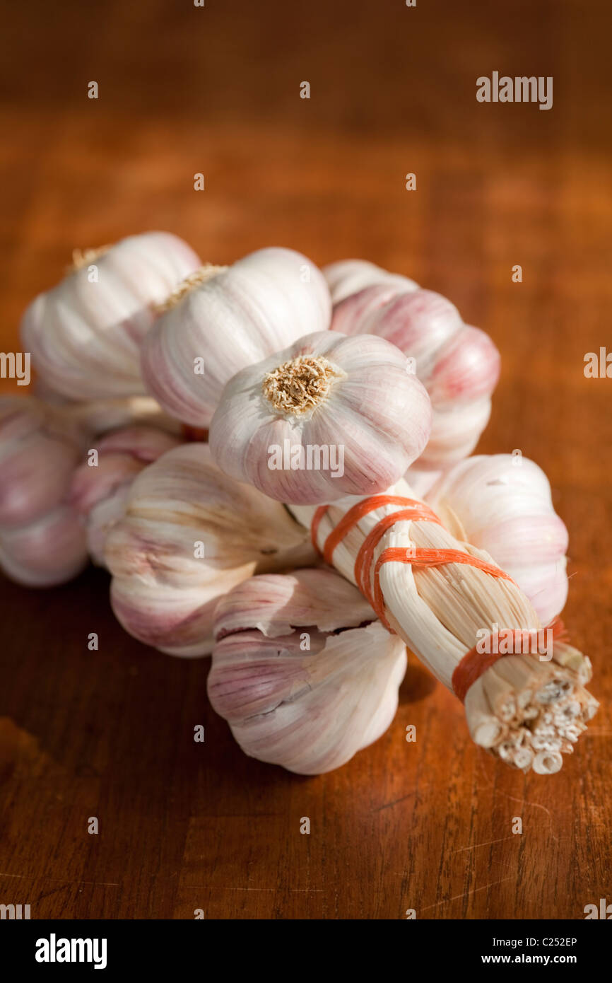 String of garlic bulbs hi-res stock photography and images - Alamy