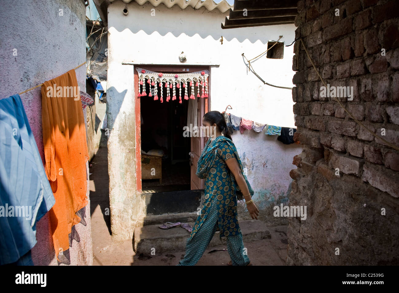 Mumbai slum colaba hi-res stock photography and images - Alamy