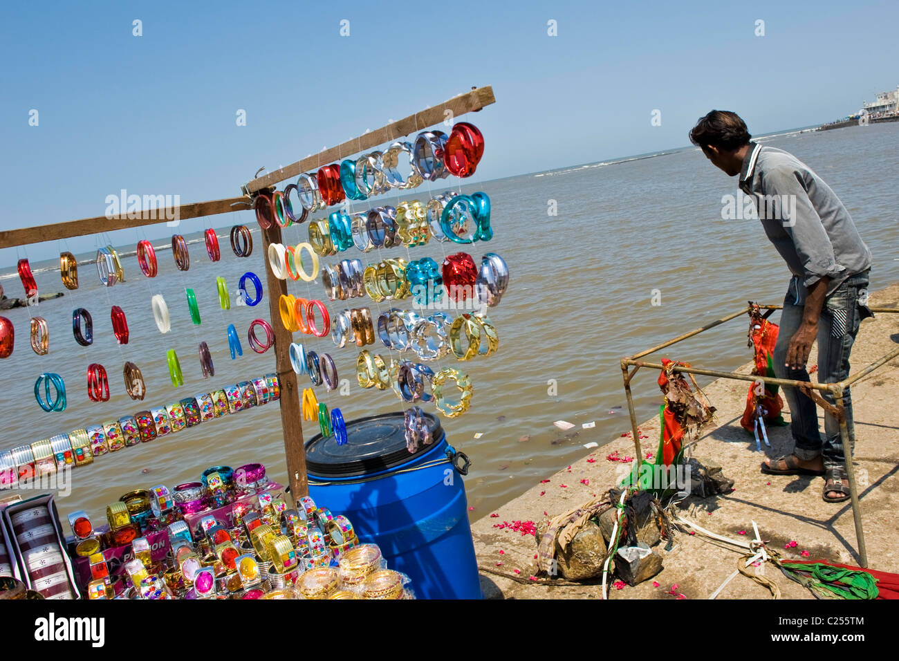 Peddler near Haji Ali Mosque, Mumbai, India Stock Photo - Alamy