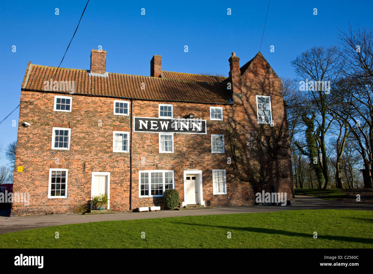 Pub inn exterior hi-res stock photography and images - Alamy