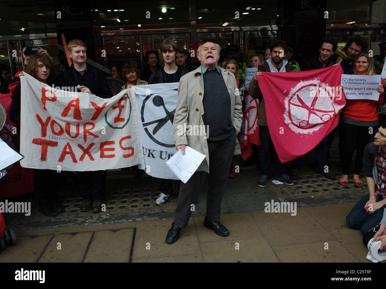 Timothy west uk uncut hi-res stock photography and images - Alamy