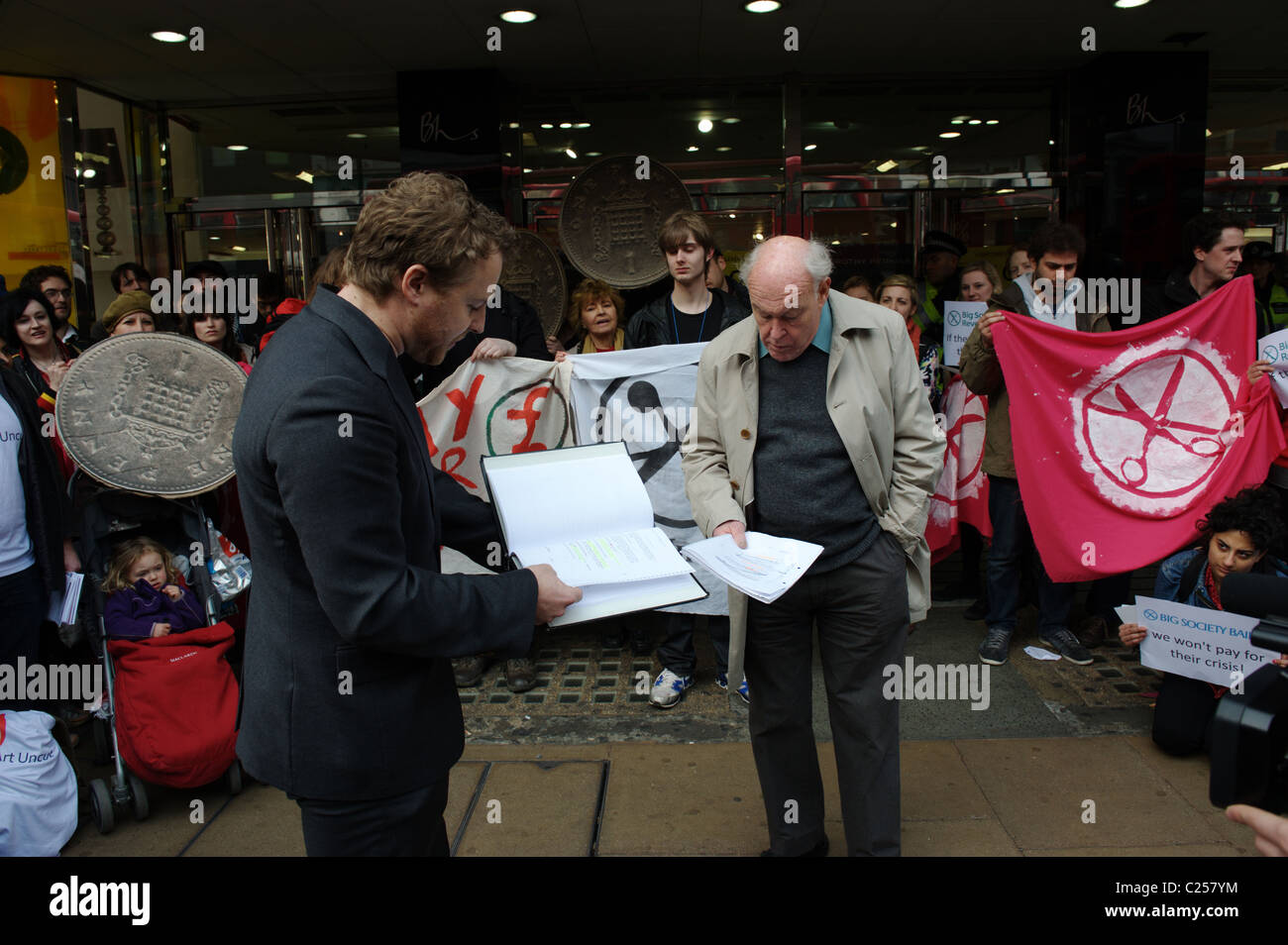 Timothy west uk uncut hi-res stock photography and images - Alamy