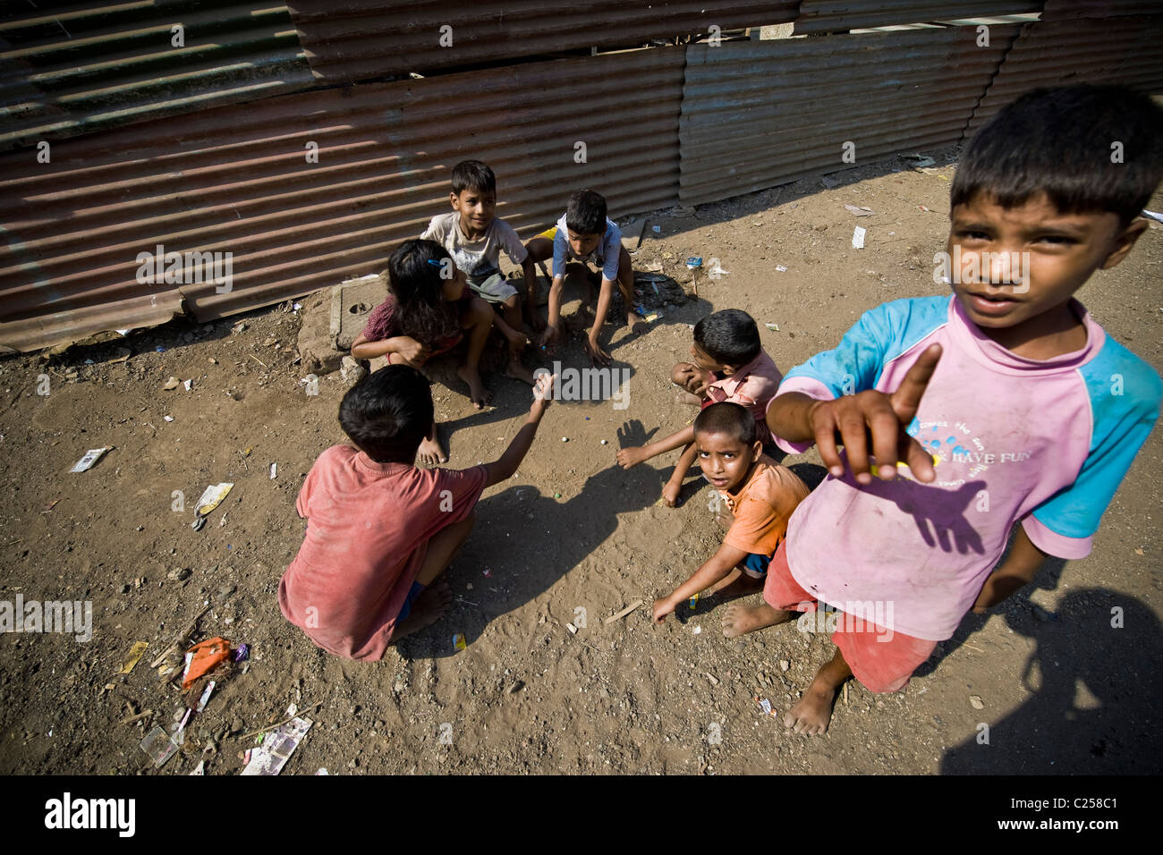 India slum children hi-res stock photography and images - Alamy