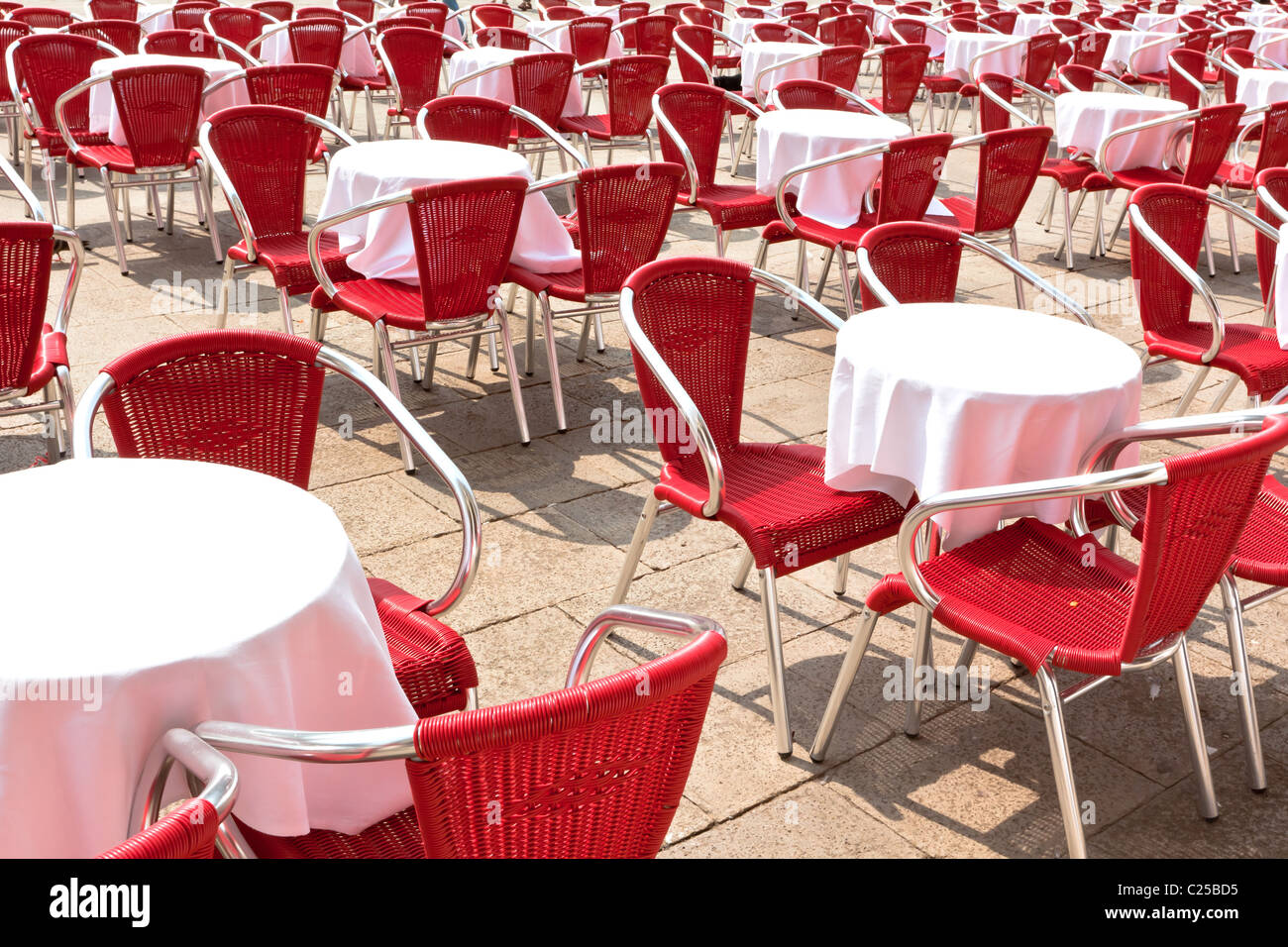 Red and white bistro chairs hi-res stock photography and images - Alamy