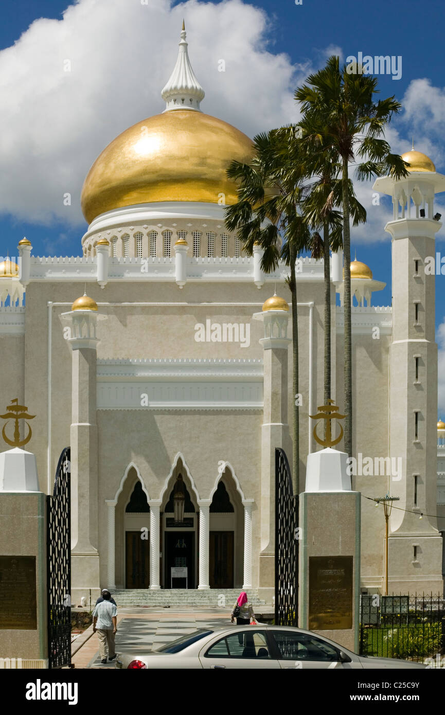 The main entrance of the Sultan Omar Ali Saifuddien Mosque, Bandar Seri ...