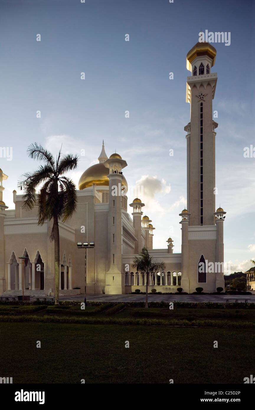 The Sultan Omar Ali Saifuddien Mosque, Bandar Seri Begawan, Brunei ...