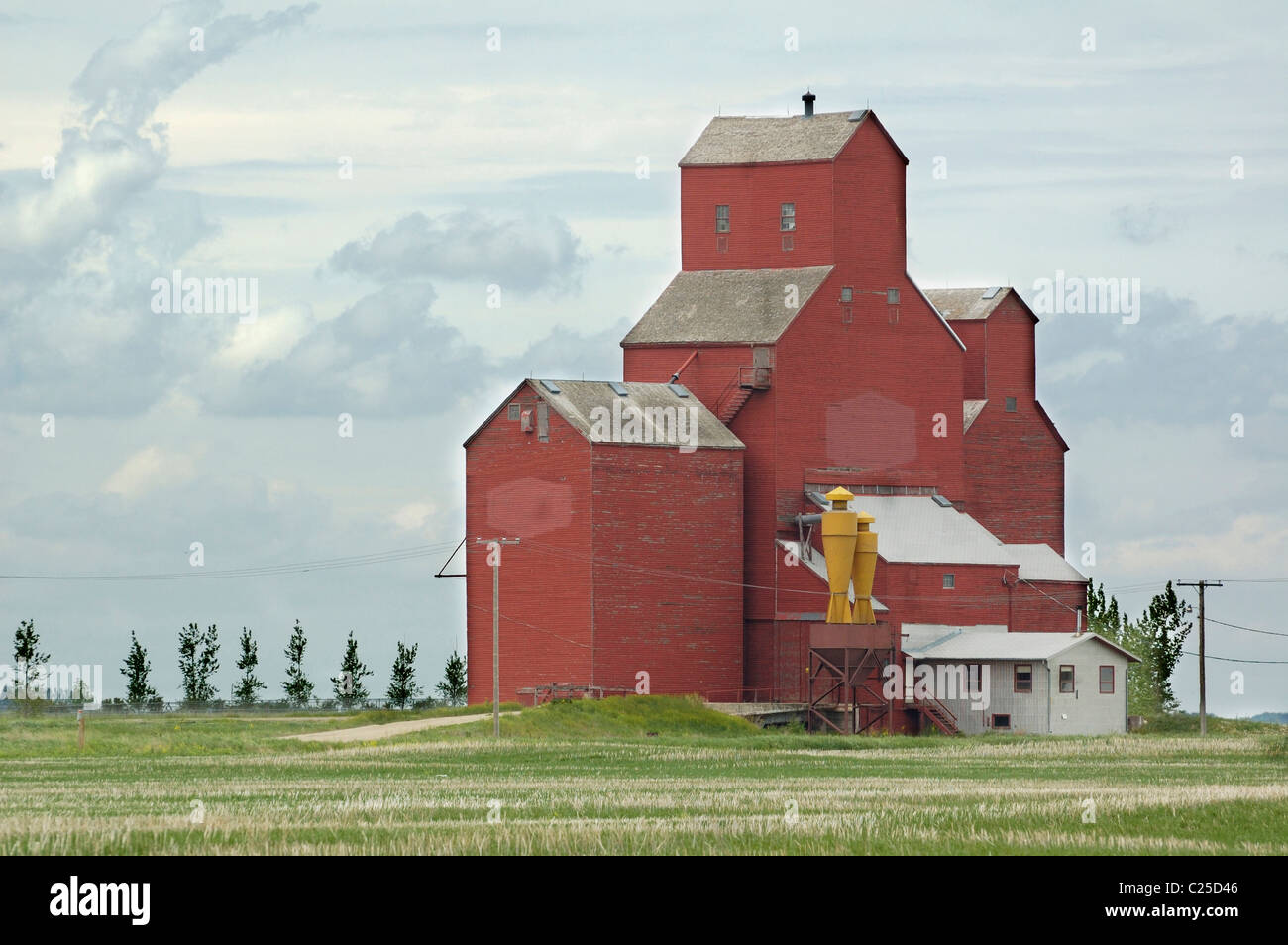 Old fashioned grain elevator hi-res stock photography and images - Alamy