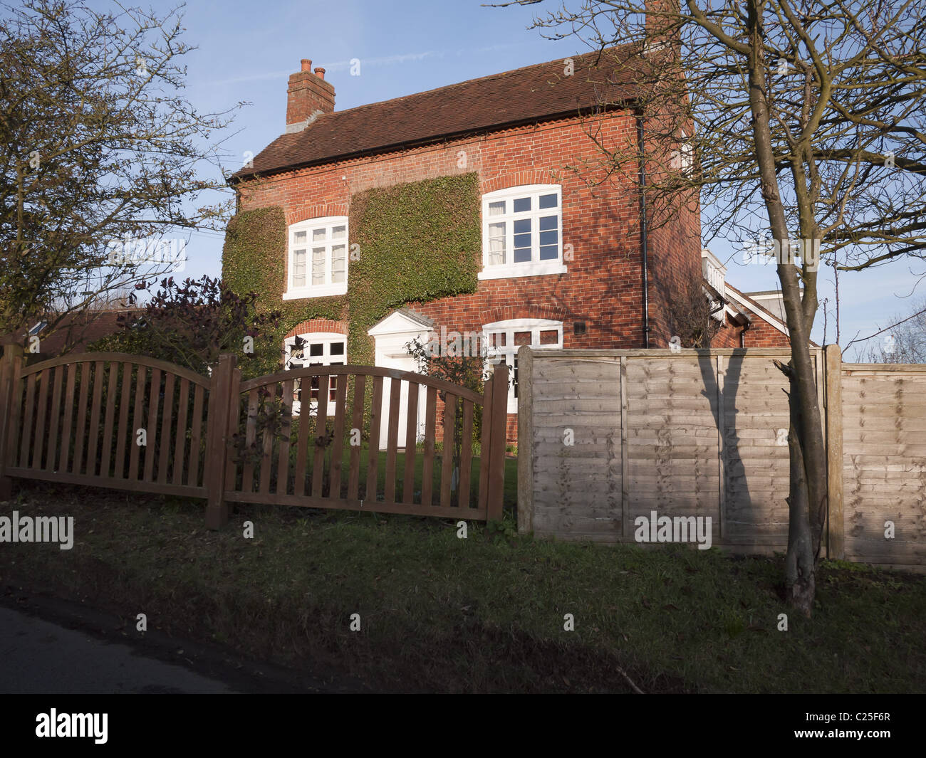 cottage house property detached Stock Photo - Alamy