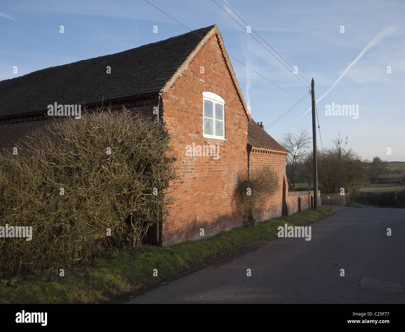 farm farmhouse country road lane Stock Photo - Alamy