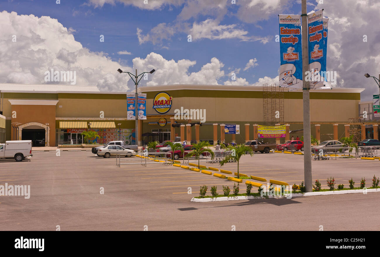 FLORES, GUATEMALA - Maxi Bodega store and parking lot Stock Photo - Alamy