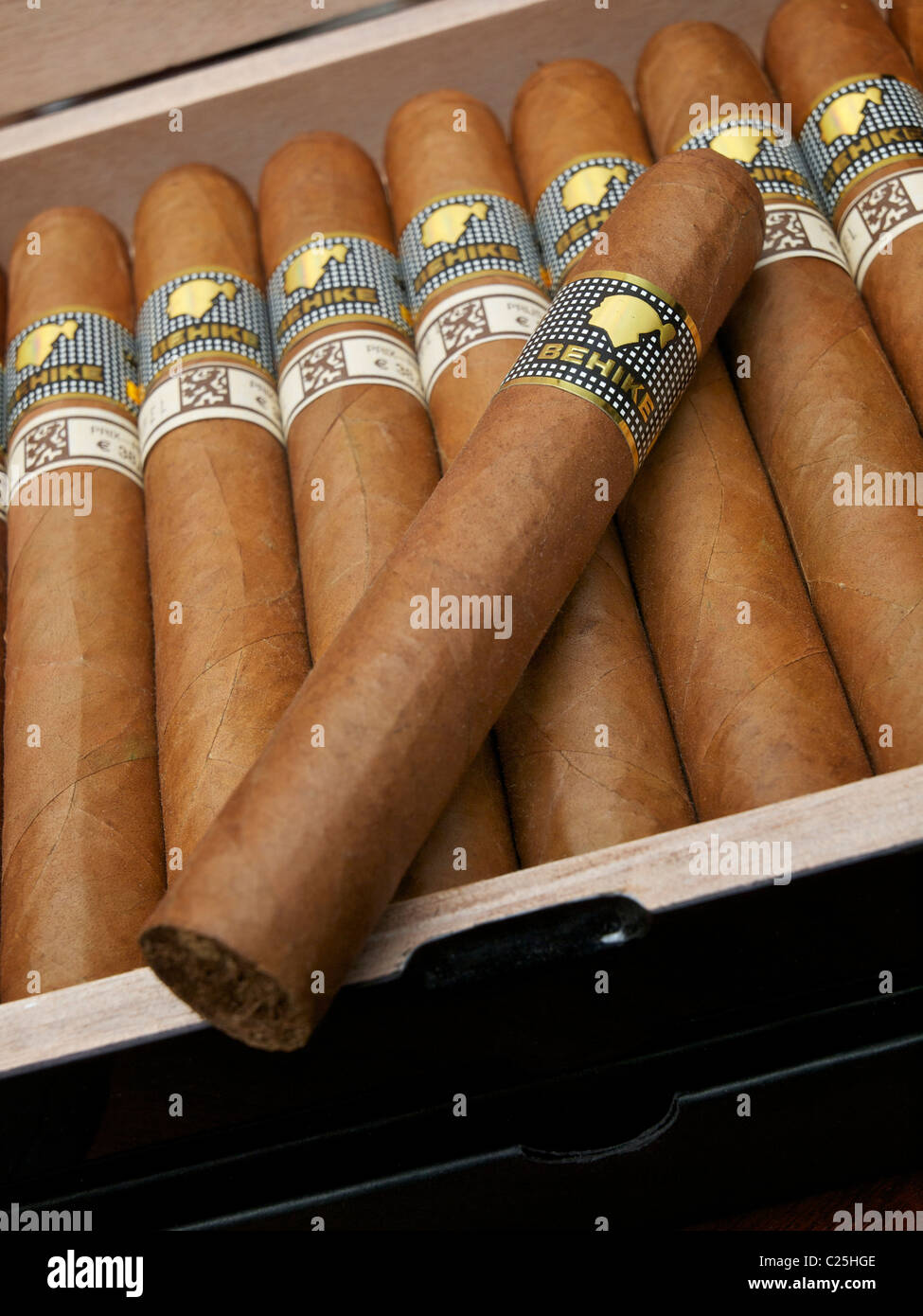 Hand smoking cigars cigar hi-res stock photography and images - Alamy