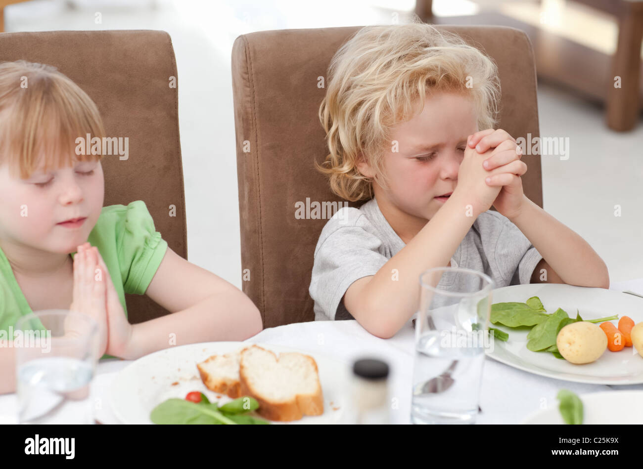 Children praying at the table Stock Photo - Alamy