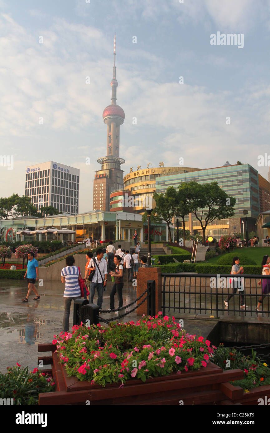 Shanghai bund crowd hi-res stock photography and images - Alamy