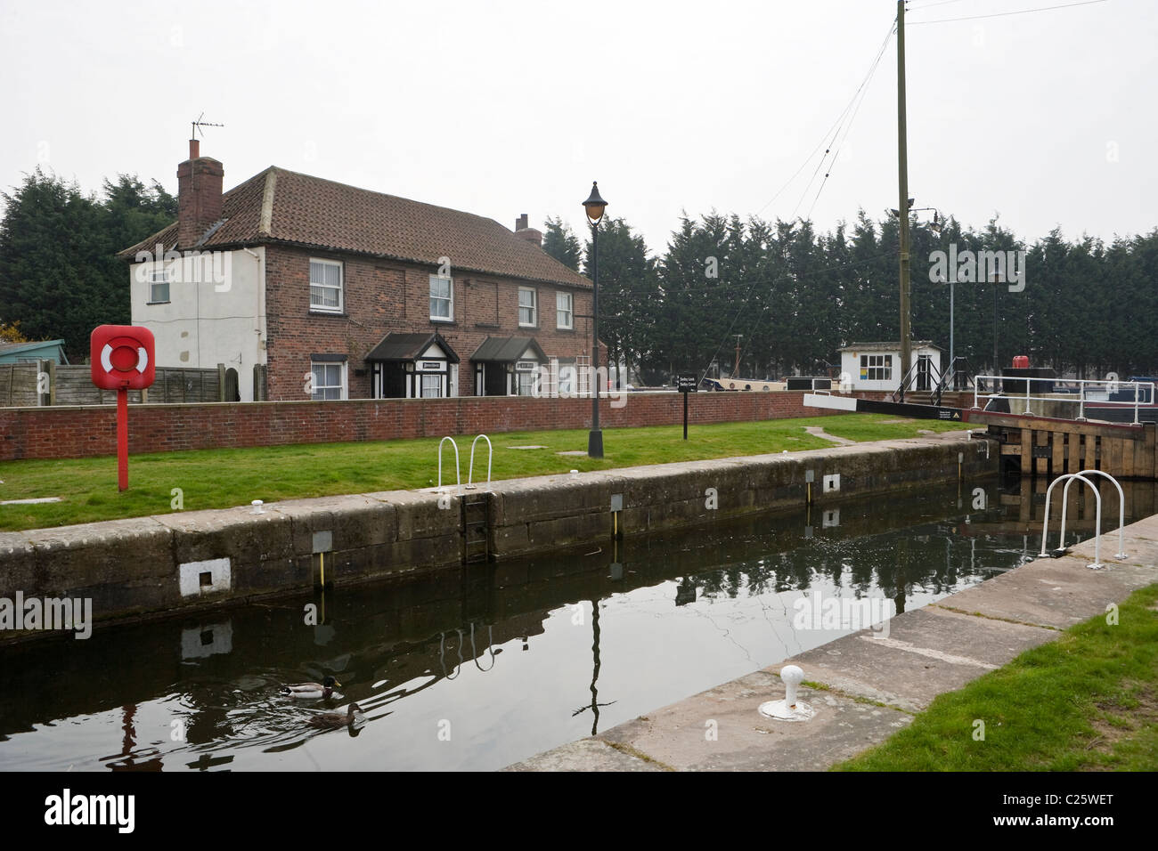 Lock keepers houses hi-res stock photography and images - Alamy