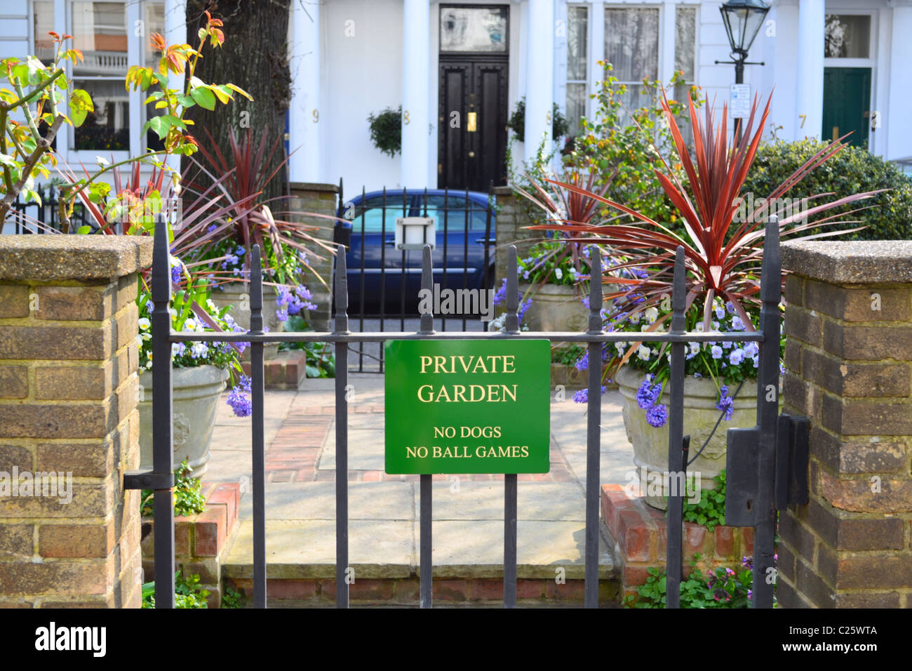 Communal garden london hi-res stock photography and images - Alamy