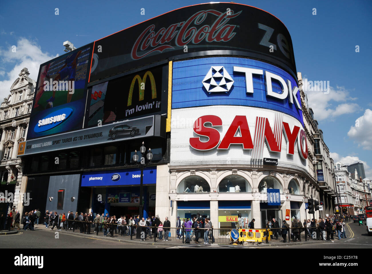 North east piccadilly circus london hi-res stock photography and images ...
