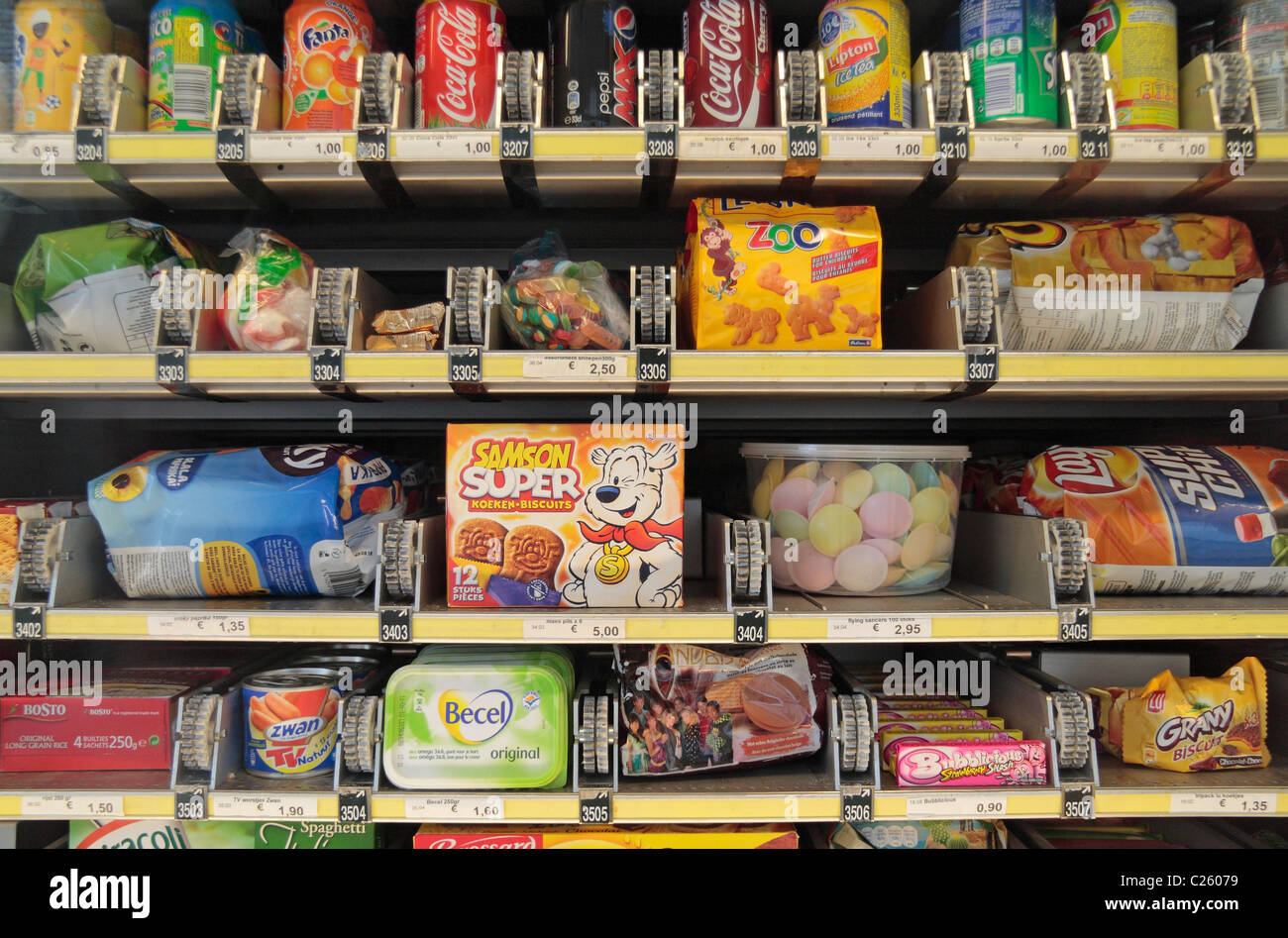 Vending machine snacks hi-res stock photography and images - Alamy