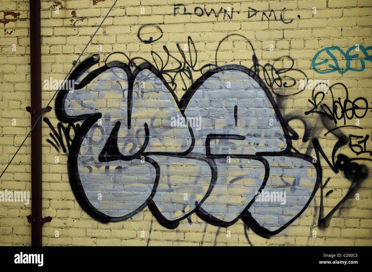 Chain link fence and Urban Graffiti Stock Photo - Alamy