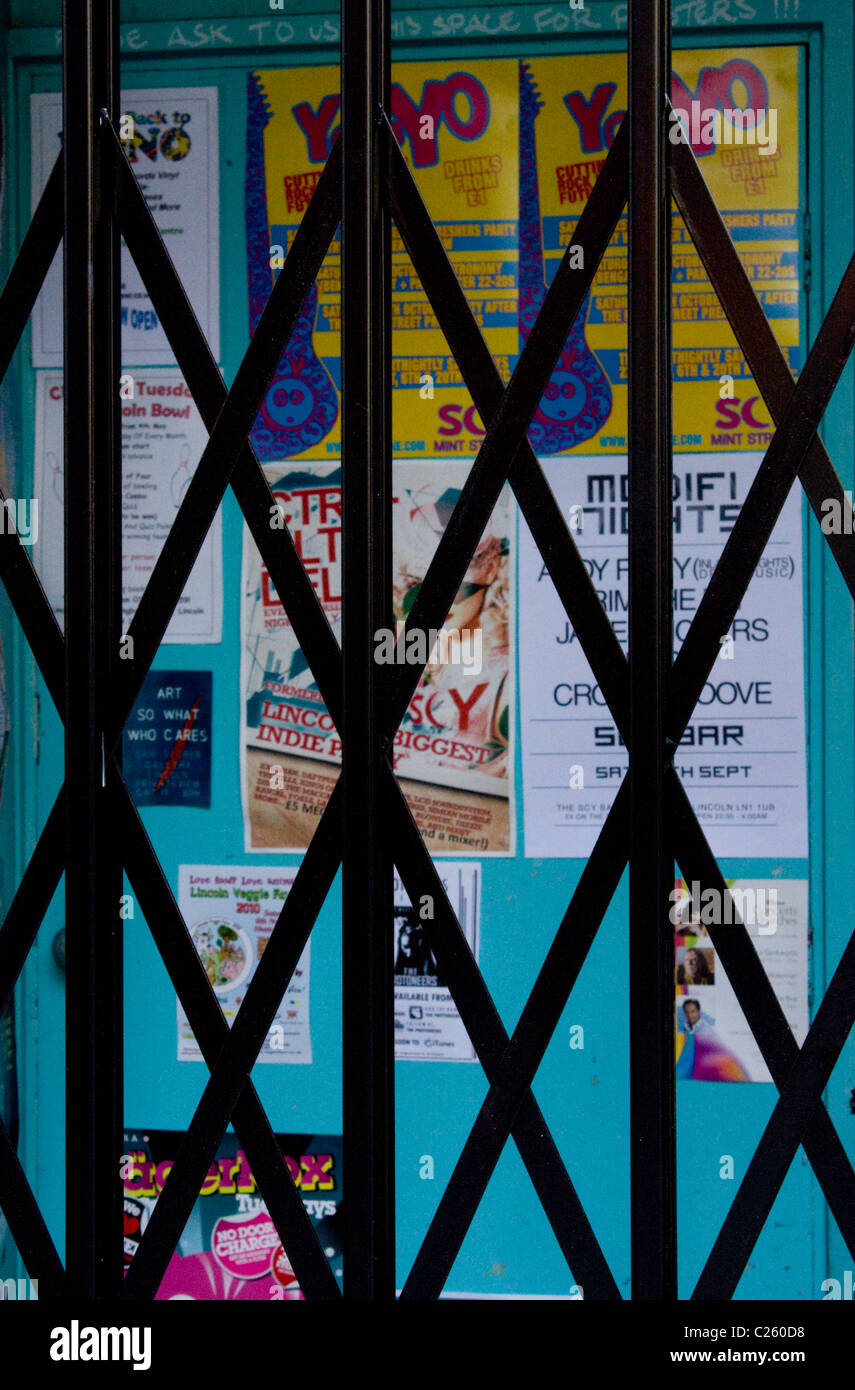 Advertise posters hi-res stock photography and images - Alamy