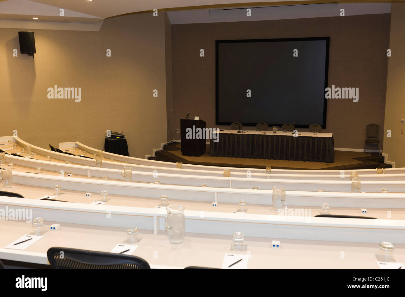 Empty lecture hall with podium and projection screen Stock Photo - Alamy