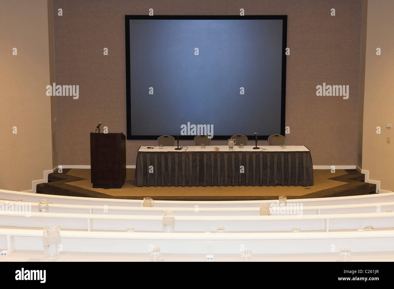 Empty lecture hall with podium and projection screen Stock Photo - Alamy