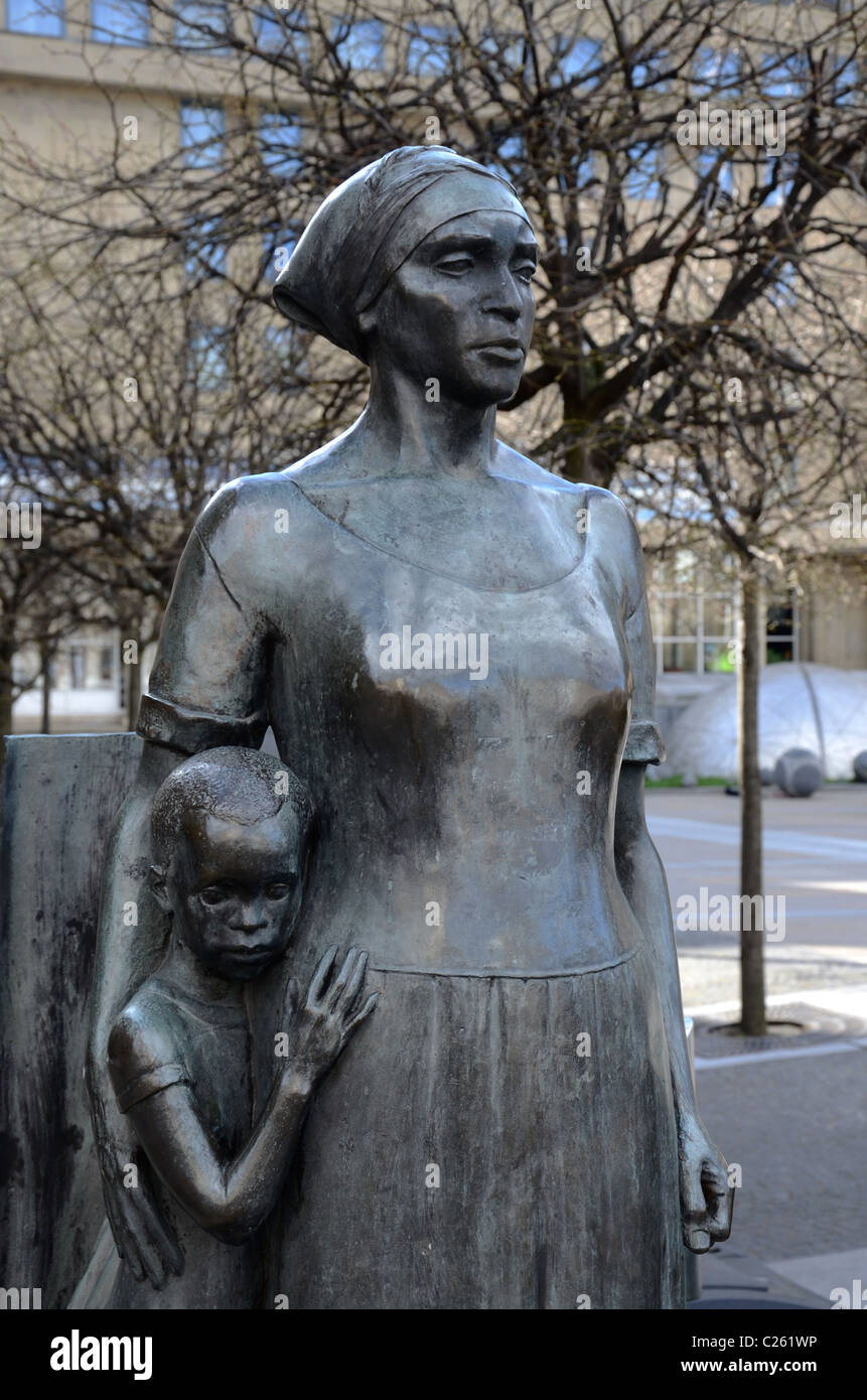 Bronze sculpture of woman with child hi-res stock photography and ...