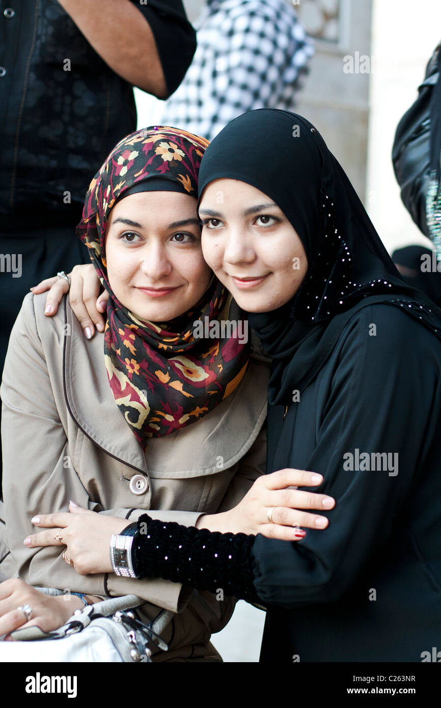 Arab women at the Umayyad Mosque, Damascus, Syria Stock Photo - Alamy