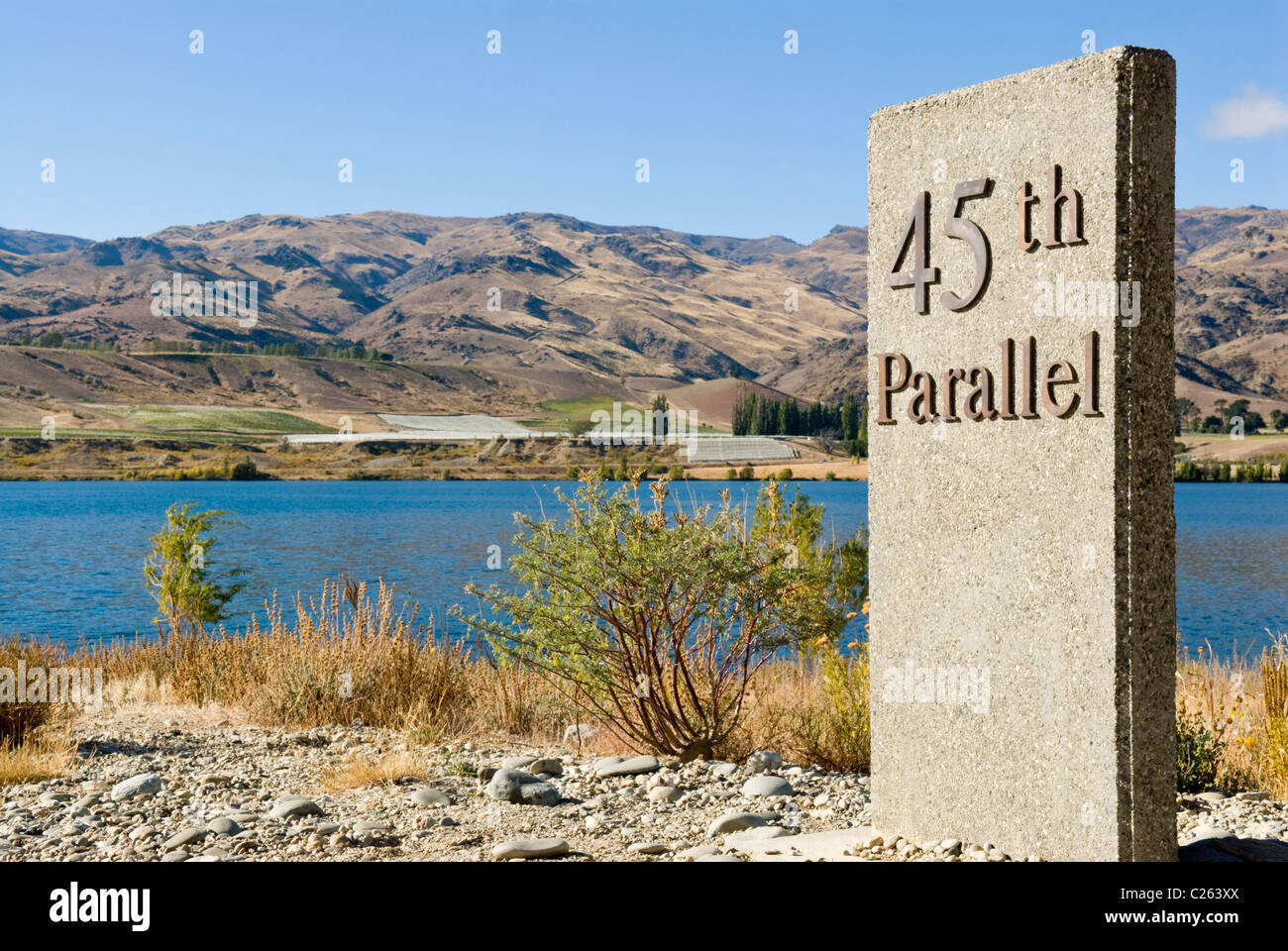 45th parallel marker at Lake Dunstan near Cromwell, Central Otago, New ...