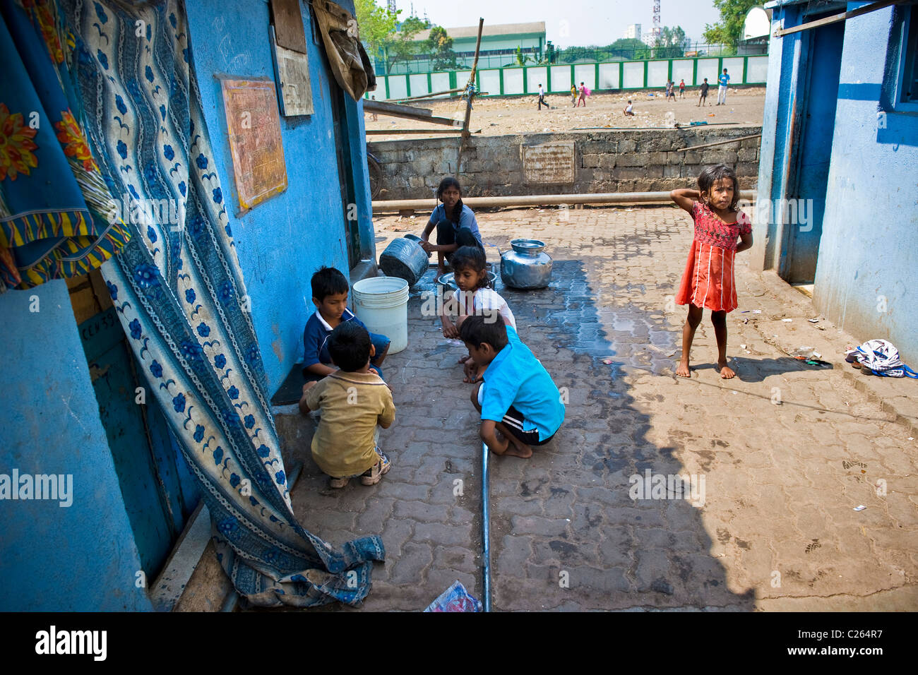 Mumbai slum colaba hi-res stock photography and images - Alamy