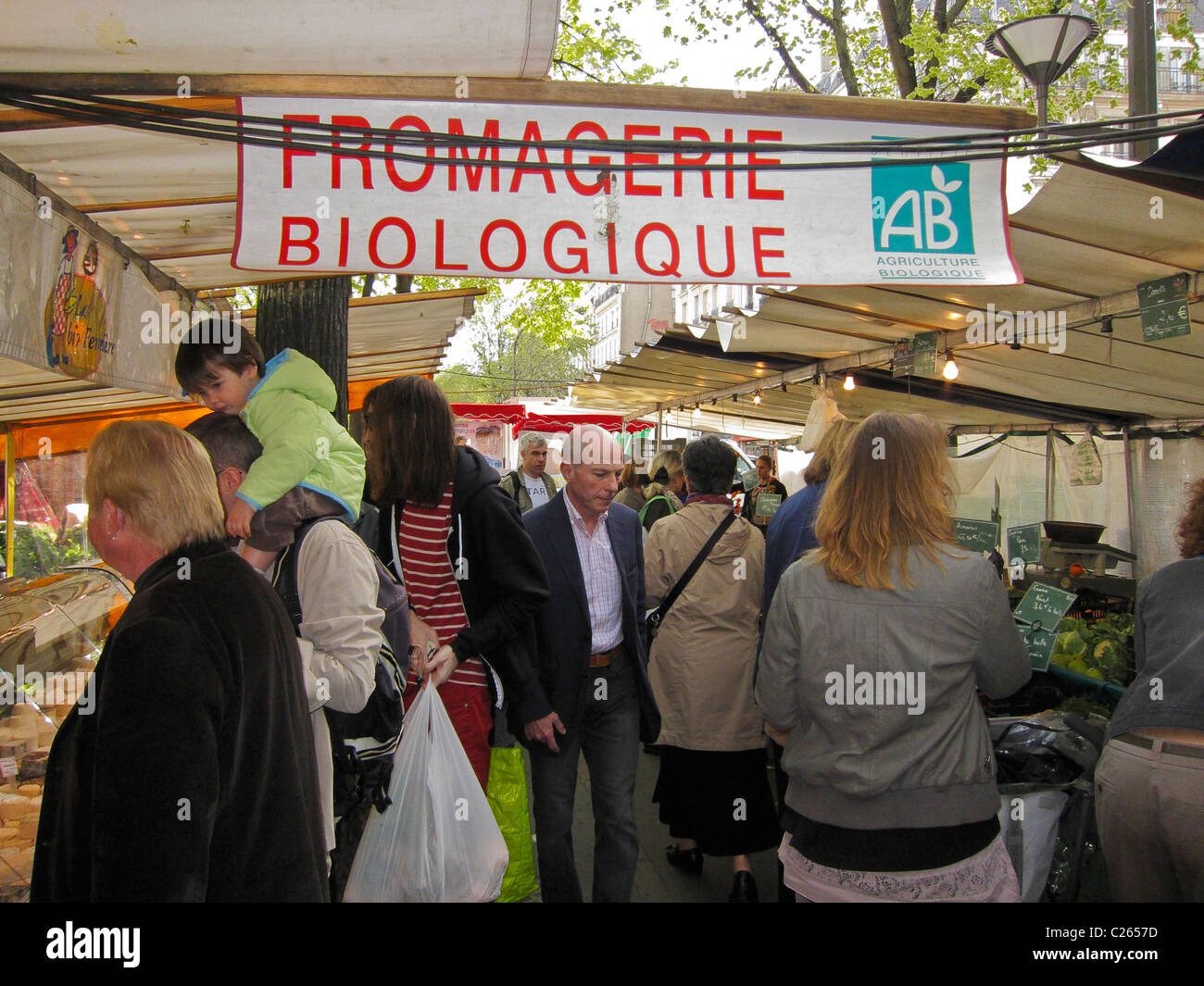 Farmers market cheese stall paris hi-res stock photography and images ...
