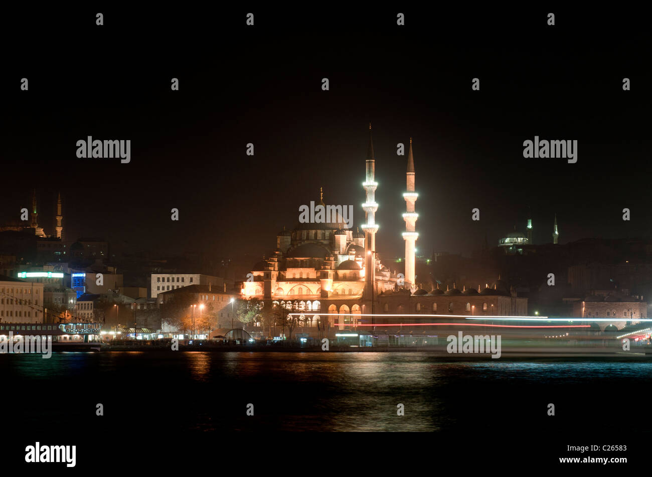 The New Mosque ( Yeni Camii ) in Eminönü, Istanbul at night Stock Photo ...