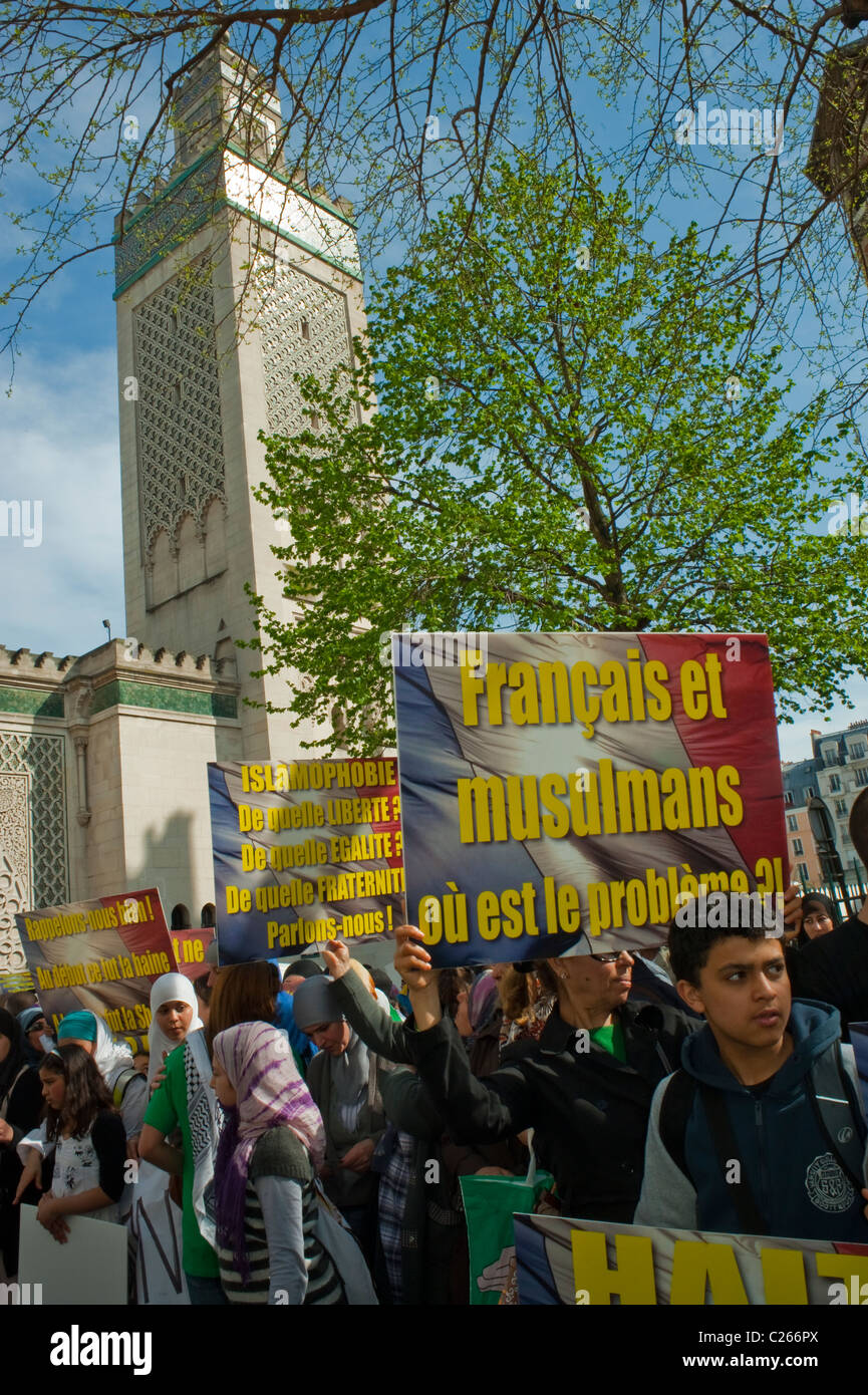 Paris, France, Muslims Demonstrating Against Islamophobie, "Mosquee de ...