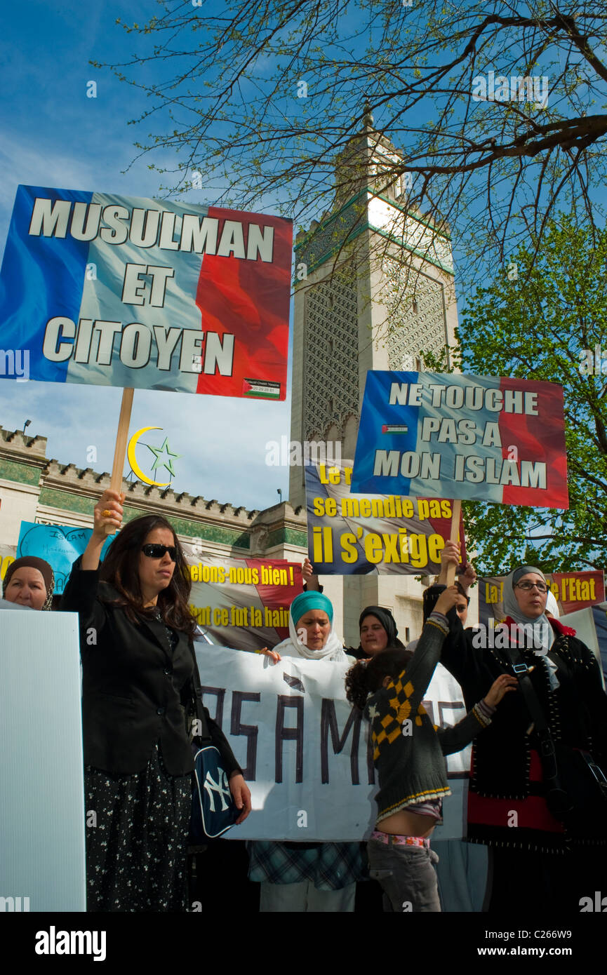 Mosque signs hi-res stock photography and images - Alamy