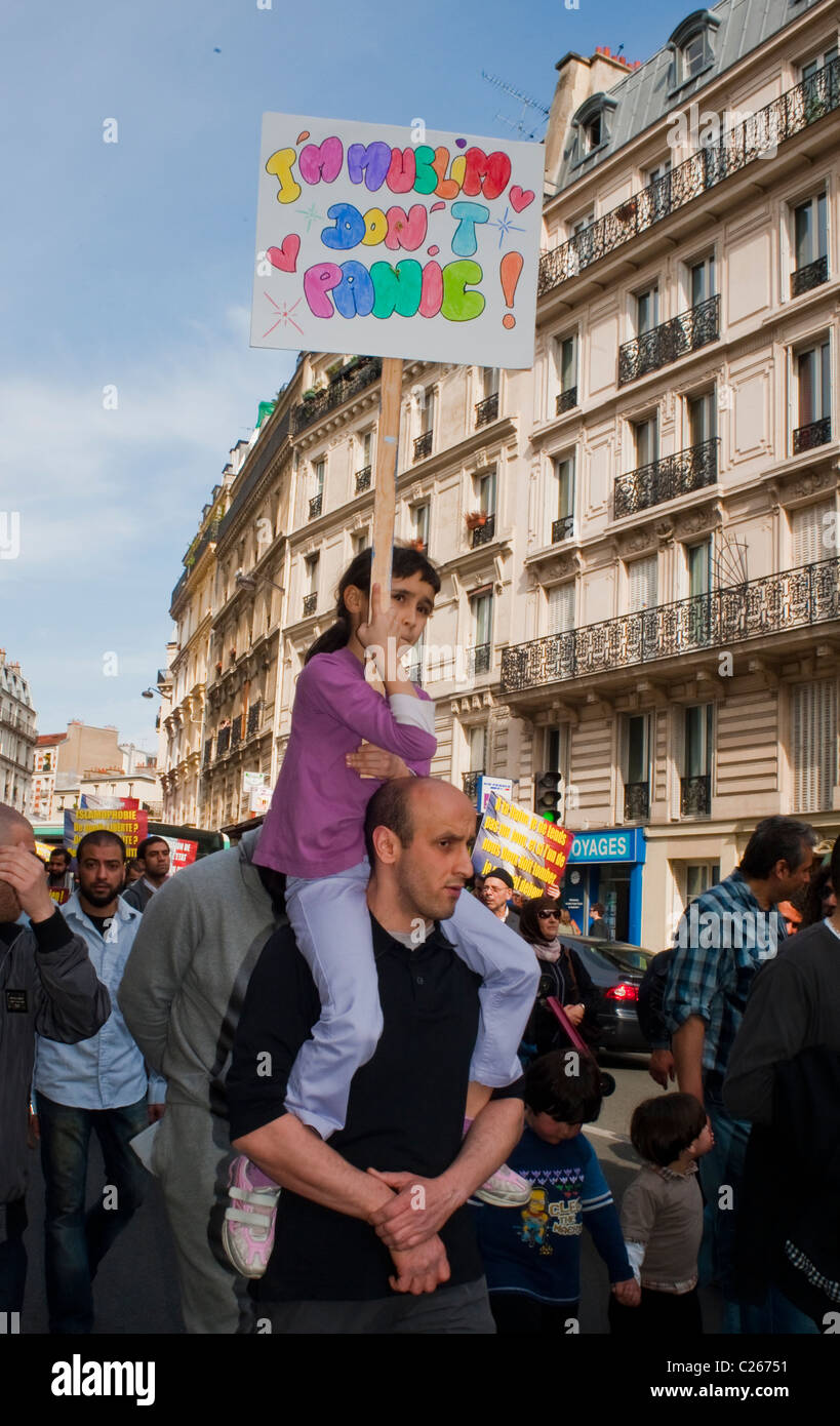Children demonstrating sign hi-res stock photography and images - Alamy