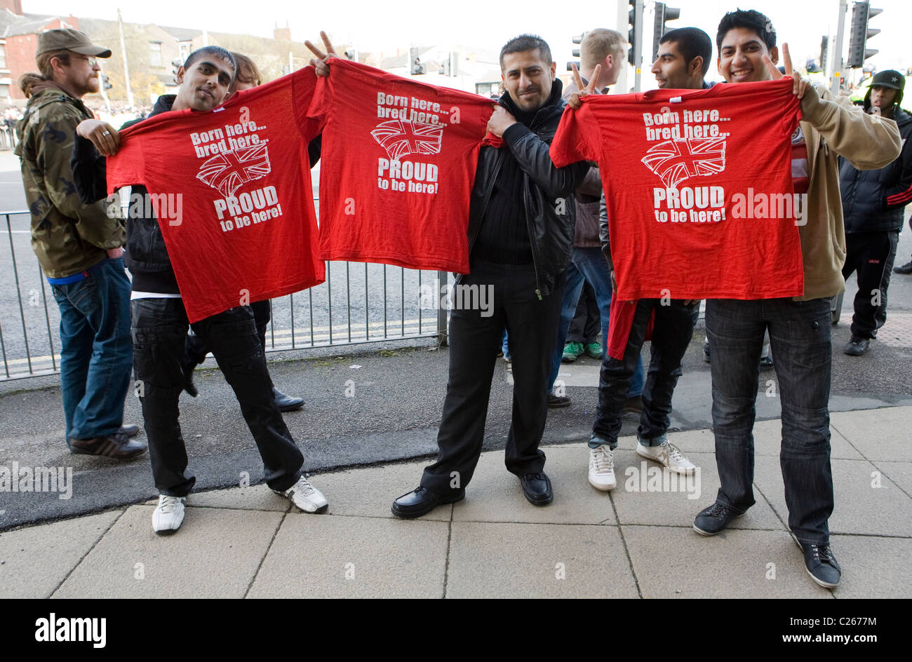 Muslim people wearing traditional Islamic clothing Stock Photo - Alamy