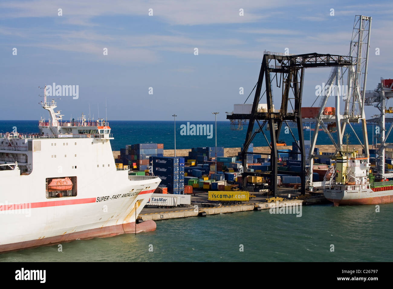 Container ship port of barcelona hi-res stock photography and images ...