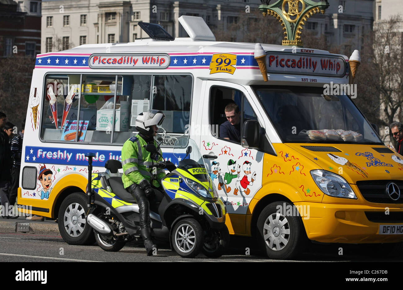 Police officer friendly talking hi-res stock photography and images - Alamy