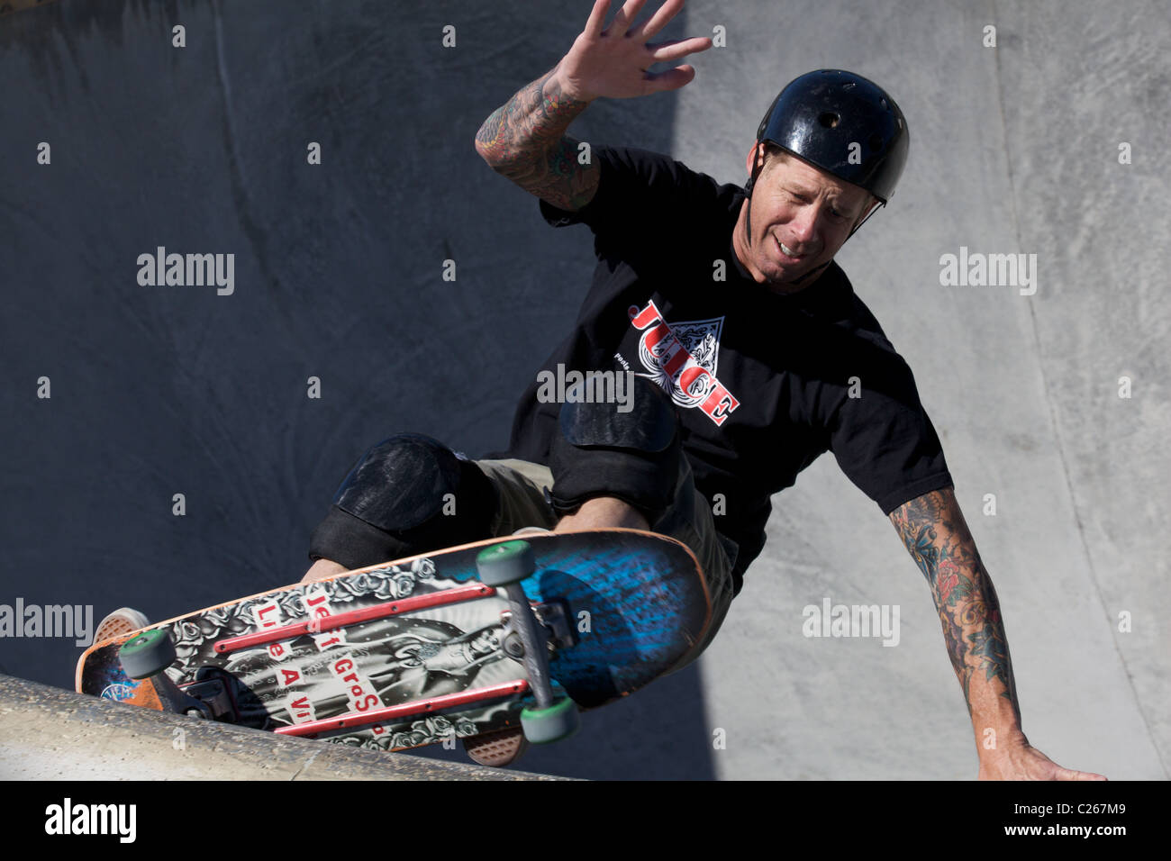 Skateboarder in a pool Stock Photo - Alamy