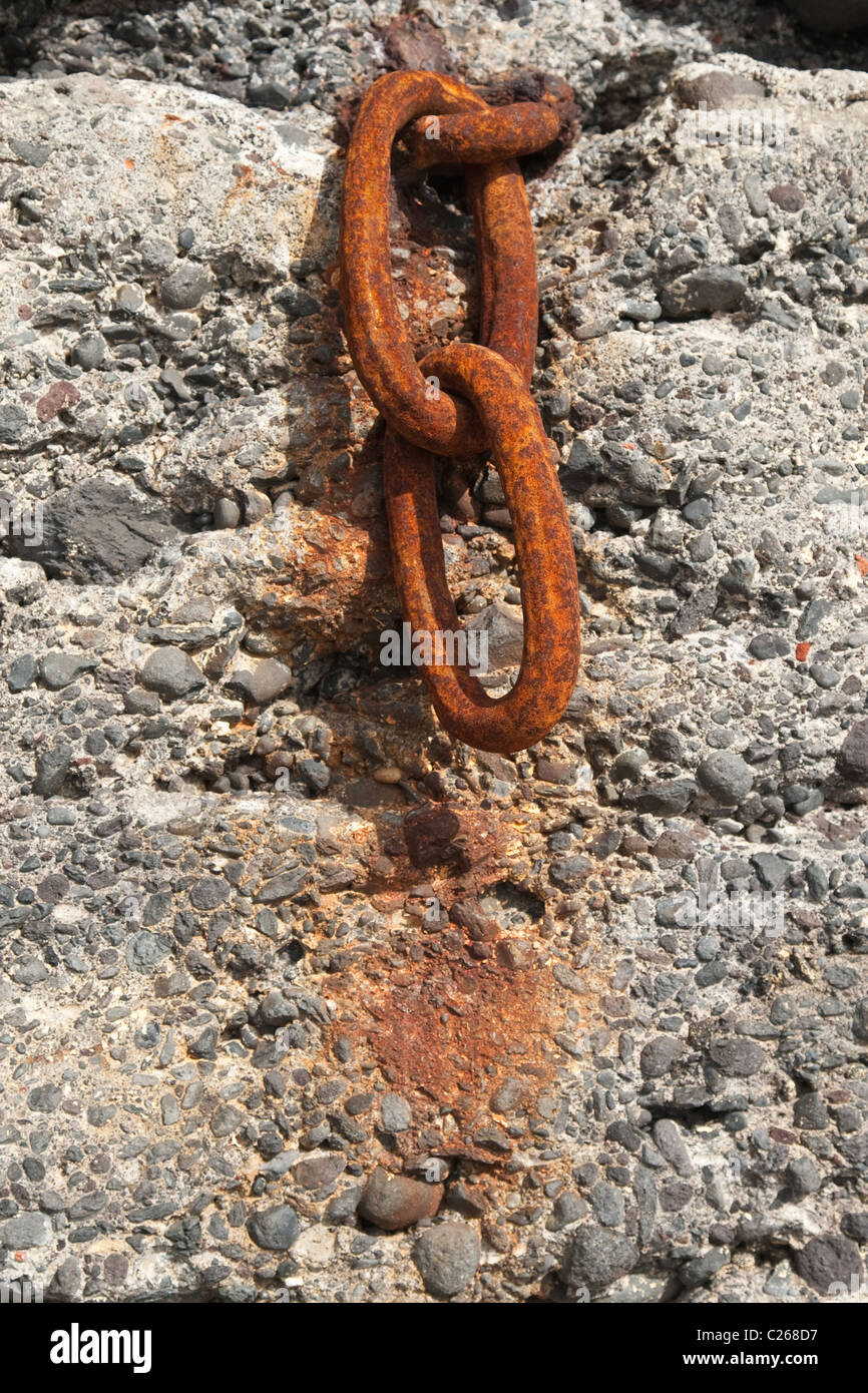 Large rusty chain links Stock Photo - Alamy