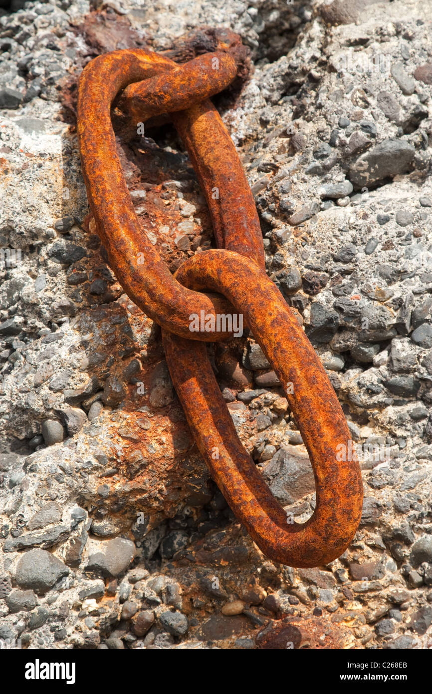 Large rusty chain links Stock Photo - Alamy