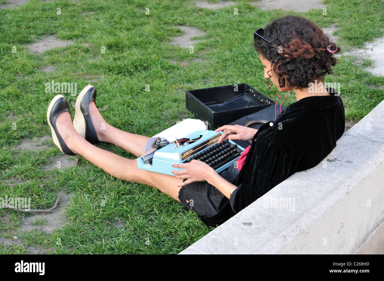Typewriter girl typing traditional typist retro old fashioned Stock ...