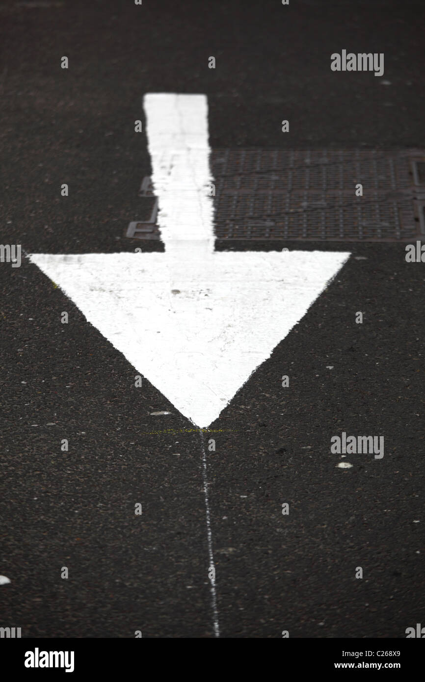 Down arrow sign hi-res stock photography and images - Alamy