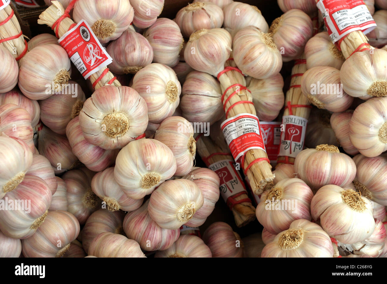 Garlic on stall in hi-res stock photography and images - Alamy