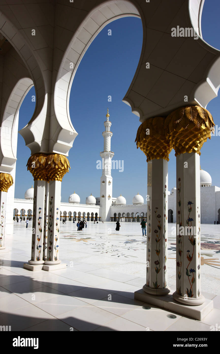 Sheikh Zayed Mosque, Abu Dhabi. Third biggest mosque in the world ...