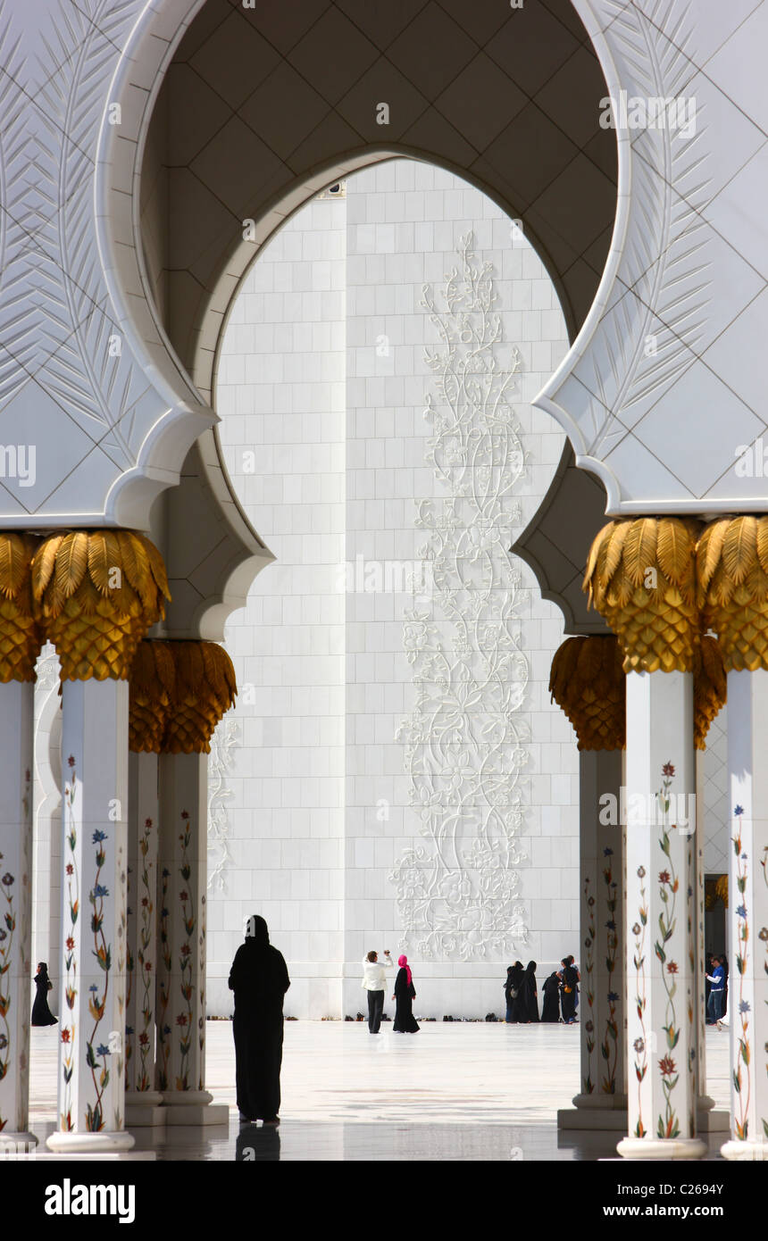 Sheikh Zayed Mosque, Abu Dhabi. Third biggest mosque in the world ...