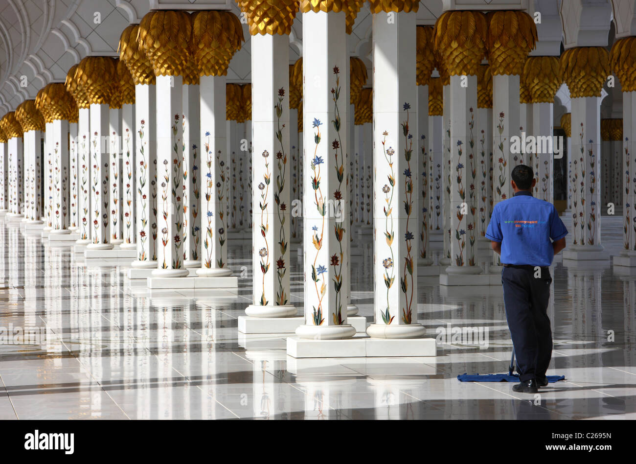 Sheikh Zayed Mosque, Abu Dhabi. Third biggest mosque in the world ...