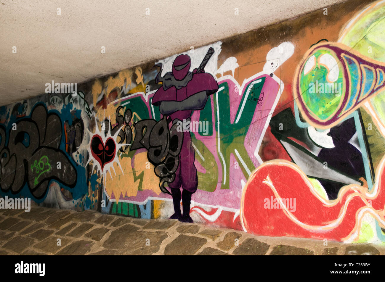 Underpass art hi-res stock photography and images - Alamy