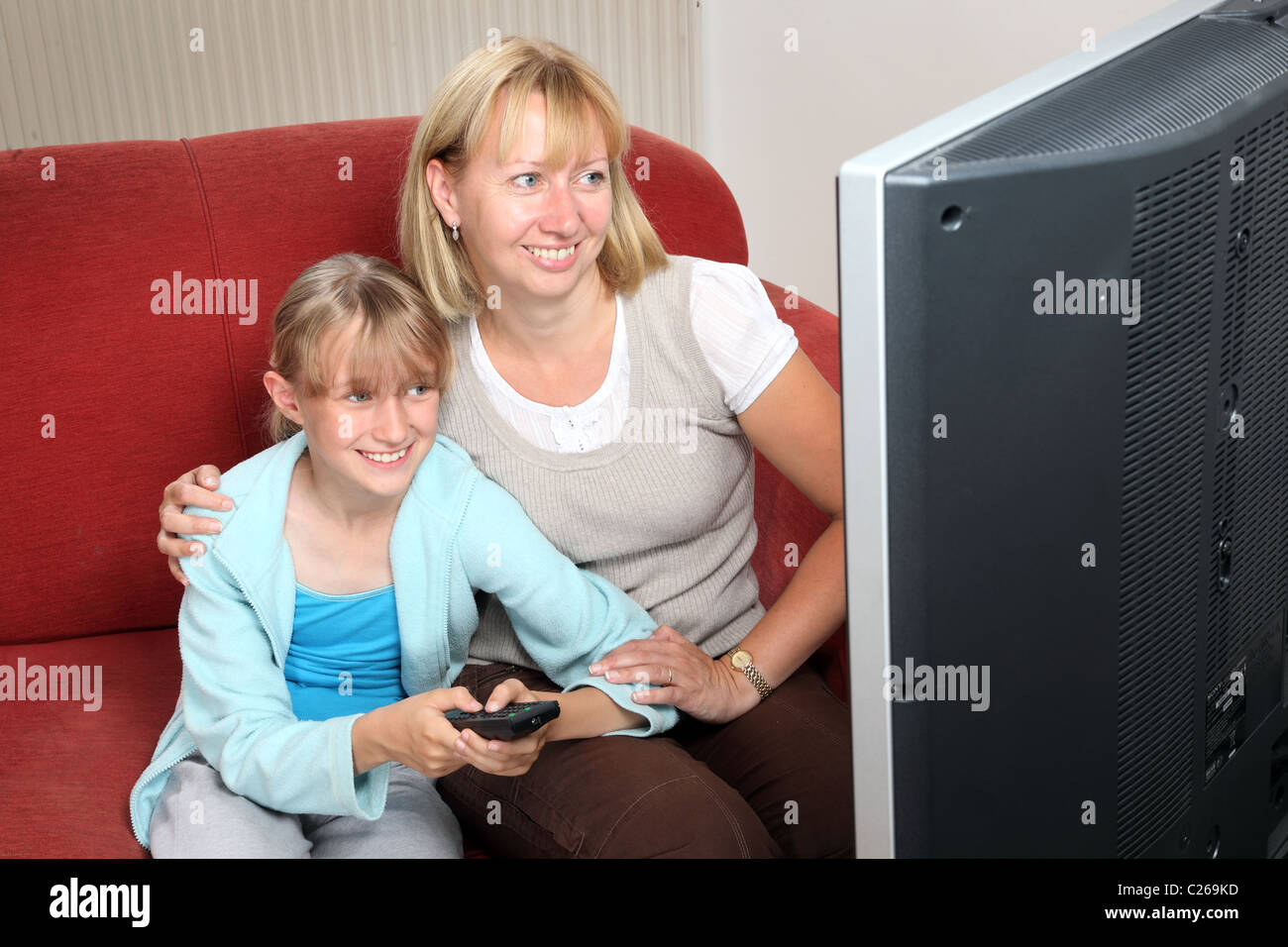 Happy people watching tv hi-res stock photography and images - Alamy