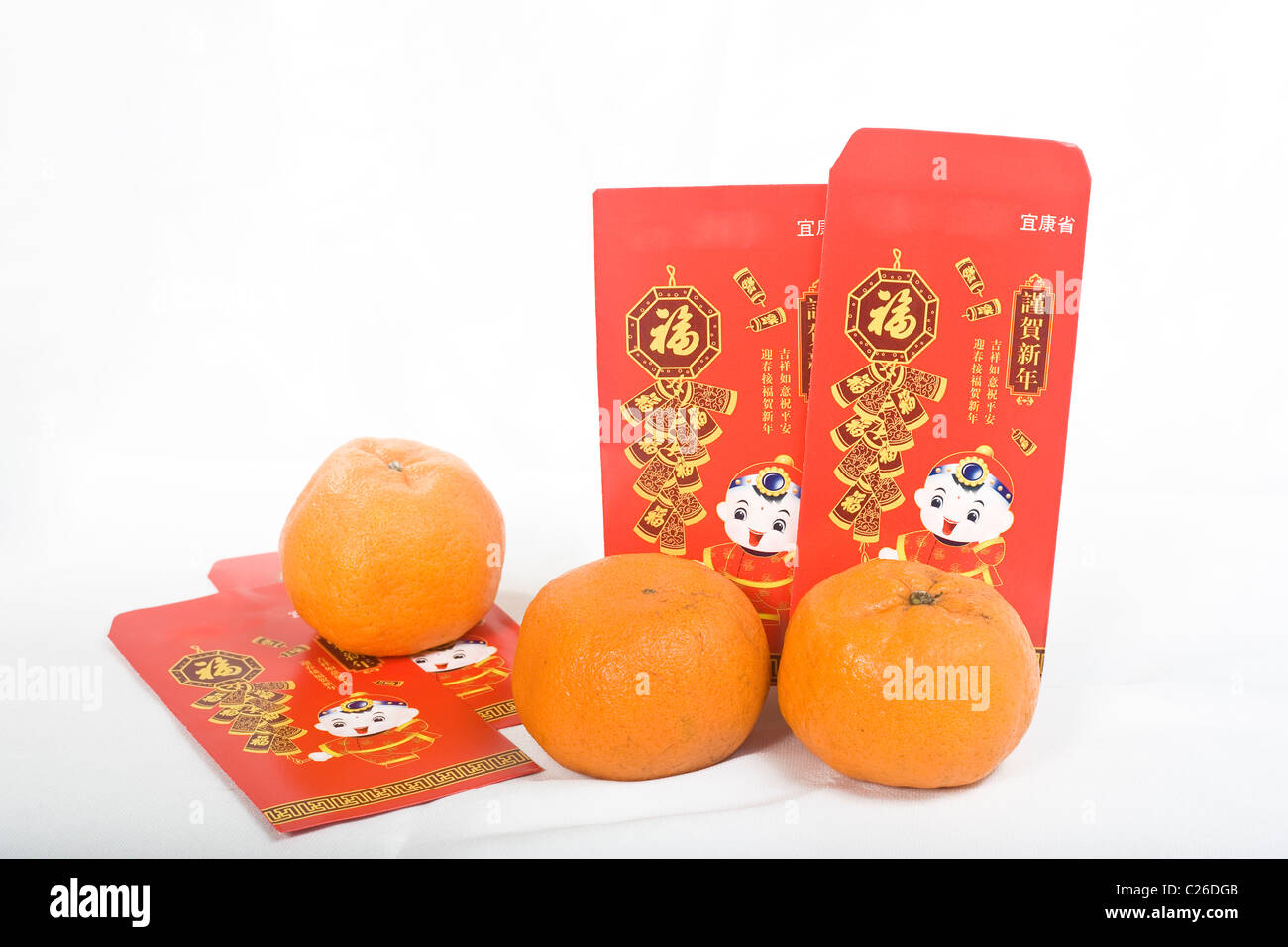 Chinese New Year Red Packet and mandarin oranges Stock Photo - Alamy